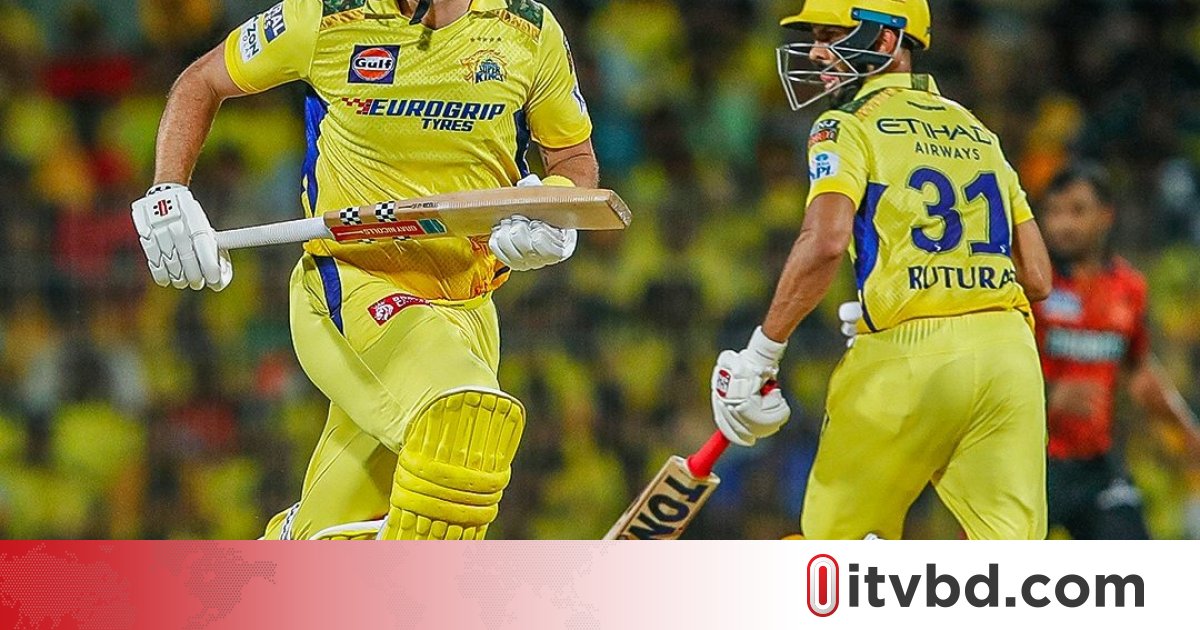 ভক্তের আইফোন ভেঙে উপহার দিলেন গ্লাভস